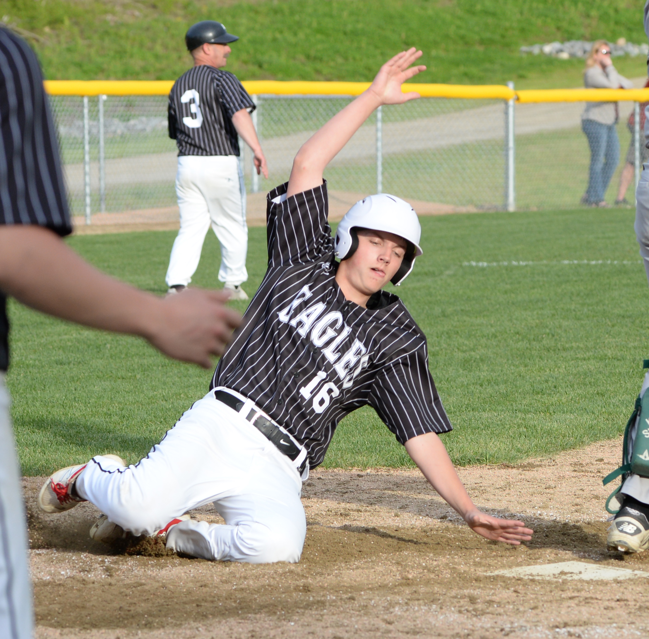 Leavitt grounds Eagles - The Lincoln County News