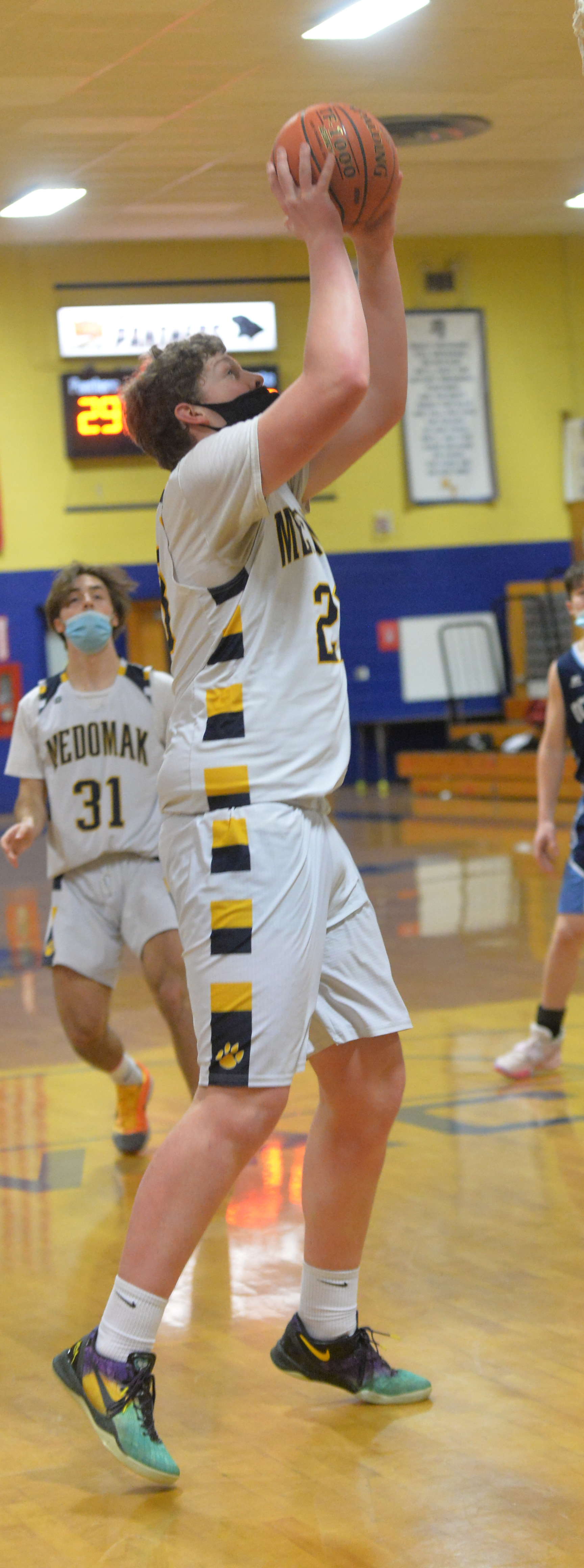 Jacob Craig goes inside for the Panthers. (Paula Roberts photo) - The ...