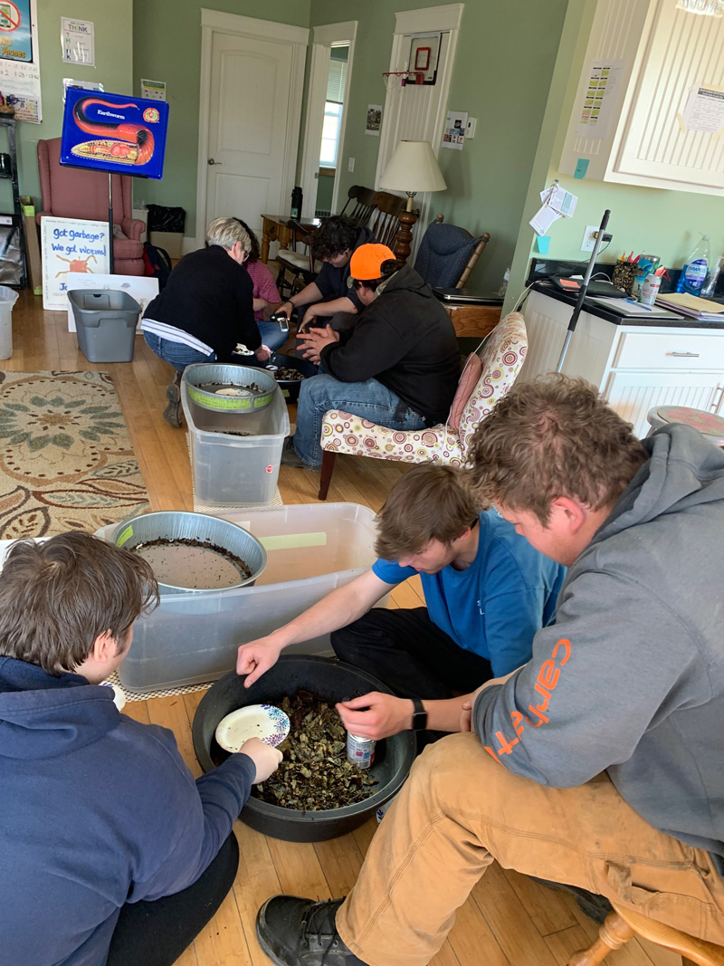 LA Students Begin Worm Composting - The Lincoln County News