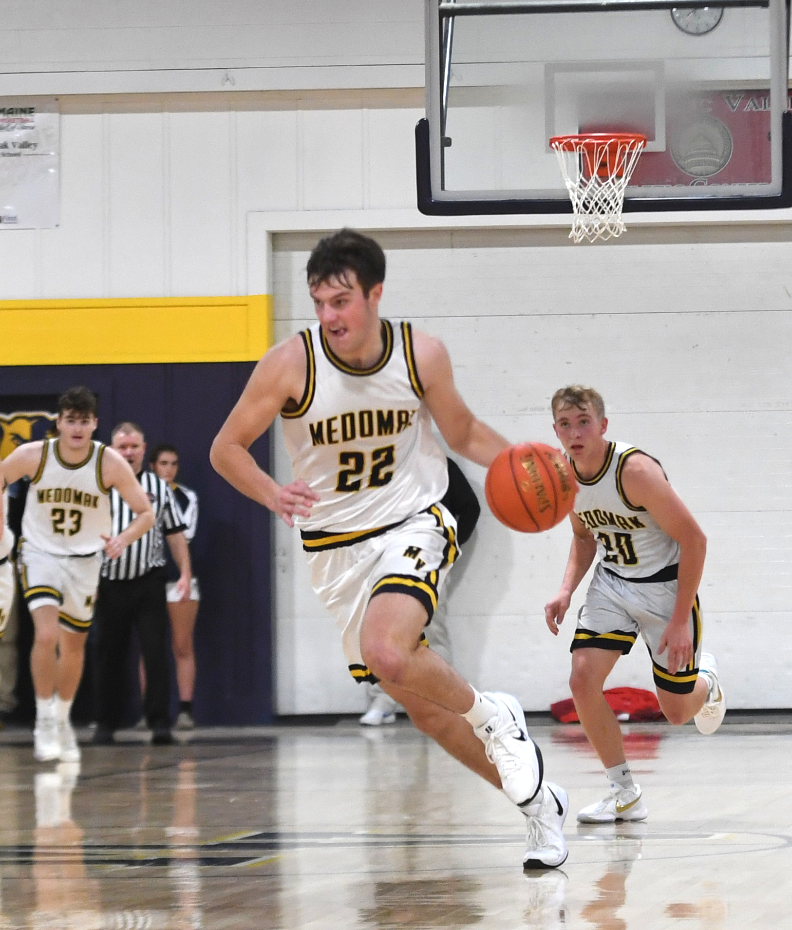 Panthers Sink Mariners in Boys Basketball Rivalry - The Lincoln County News