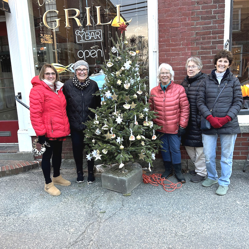 P.E.O. Decorates Christmas Tree For Ninth Annual Villages of Light ...